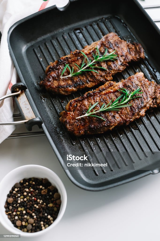 Steak Daging Sapi Panggang Dengan Rosemary Dalam Panggangan Hitam Di