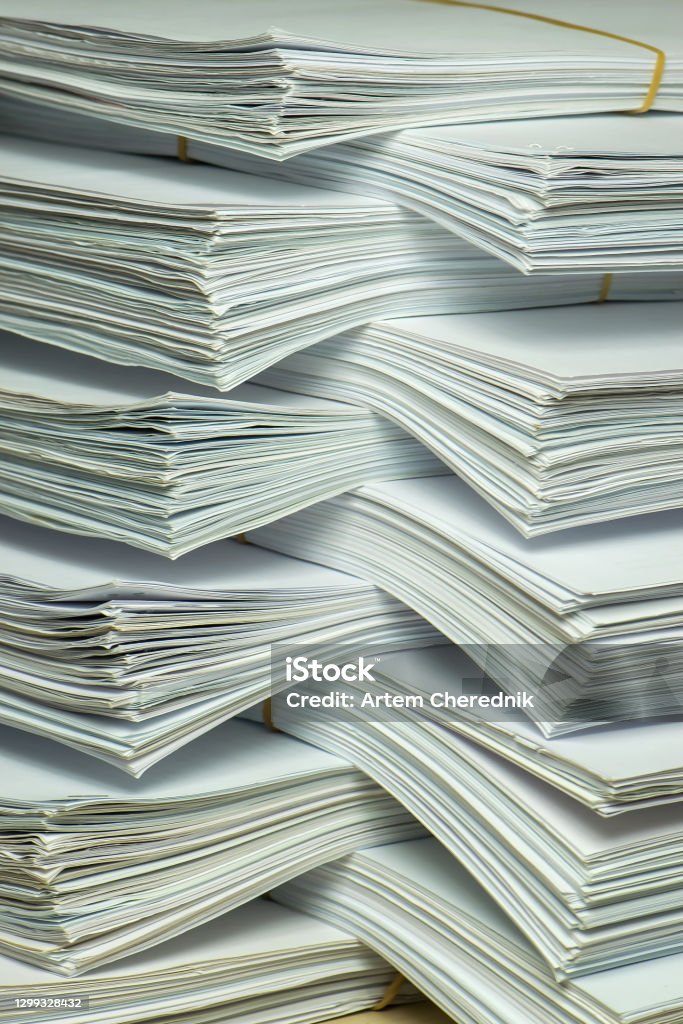 オフィスに紙の書類が山積みで書かされている Clutteredのストックフォトや画像を多数ご用意 Cluttered オフィス