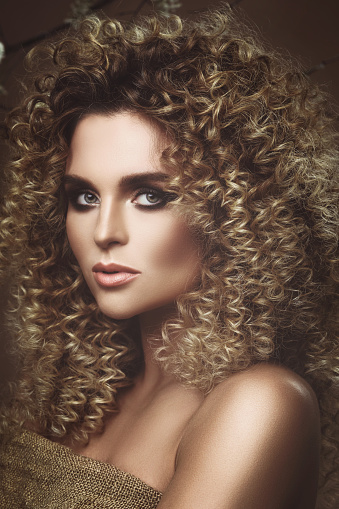 Wanita Muda Yang Cantik Dengan Gaya Rambut Afro Dan Makeup Yang Cantik