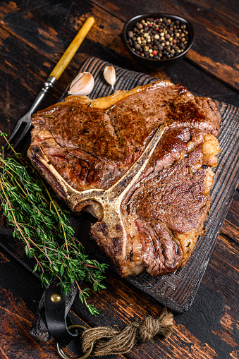 Daging Sapi Panggang Tbone Atau Porterhouse Steak Di Atas Talenan Kayu