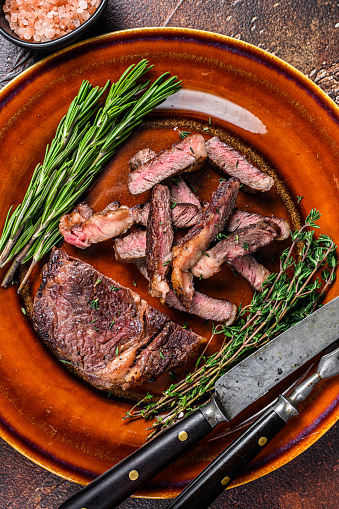 Mata Iga Iris Panggang Atau Steak Daging Sapi Ribeye Di Atas Piring