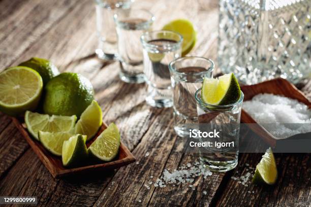 Tequila Dengan Irisan Garam Dan Jeruk Nipis Foto Stok - Unduh Gambar ... Tequila Dengan Irisan Garam Dan Jeruk Nipis Foto Stok - Unduh Gambar ...