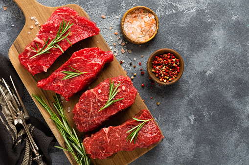 Steak Daging Sapi Mentah Dengan Rempahrempah Bawang Dan Rosemary Pada