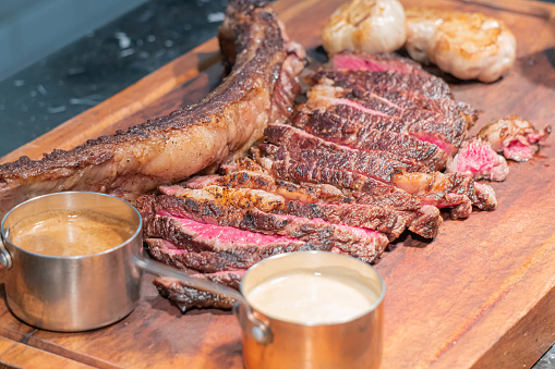 Steak Daging Sapi Marmer Kering Tomahawk Di Papan Kayu Dengan