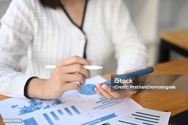 Memotong Bidikan Pengusaha Wanita Menggunakan Ponsel Dan Memeriksa ... Memotong Bidikan Pengusaha Wanita Menggunakan Ponsel Dan Memeriksa ...