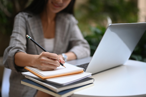 Memotong Bidikan Pengusaha Wanita Yang Bekerja Di Komputer Laptop Dan ... Memotong Bidikan Pengusaha Wanita Yang Bekerja Di Komputer Laptop Dan ...