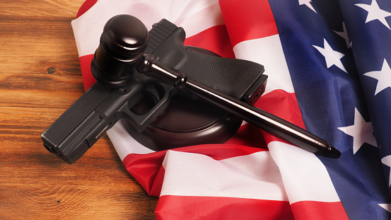 Hakim Memberi Dan Pistol Pada Bendera Usa Konsep Hukum Senjata Foto ... Hakim Memberi Dan Pistol Pada Bendera Usa Konsep Hukum Senjata Foto ...