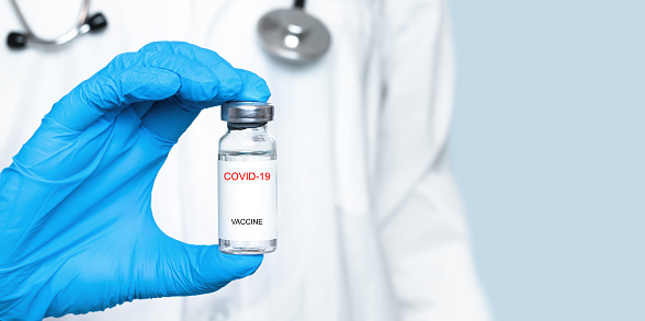 Vaksin Coronavirus Dalam Botol Kaca Di Tangan Dokter Dalam Sarung ... Vaksin Coronavirus Dalam Botol Kaca Di Tangan Dokter Dalam Sarung ...