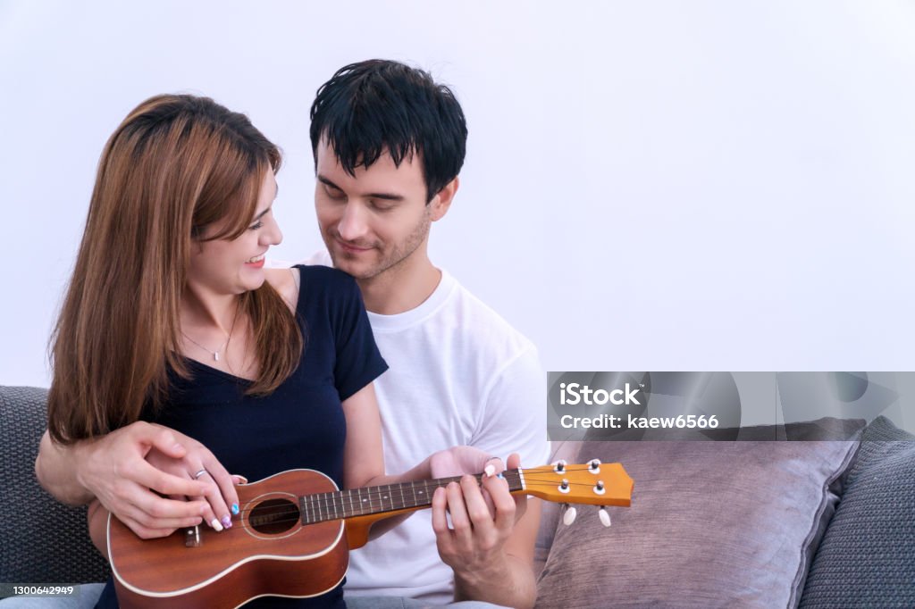 Photo Libre De Droit De Couples Joyeux Dans Lamour Jeune Homme Attirant