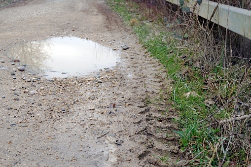 Photo libre de droit de Route De Campagne Avec Un Niddepoule Rempli ... Photo libre de droit de Route De Campagne Avec Un Niddepoule Rempli ...