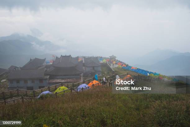 Wisatawan Berkemah Di Sepanjang Jalur Papan Kayu Di Atas Gunung Wugong ... Wisatawan Berkemah Di Sepanjang Jalur Papan Kayu Di Atas Gunung Wugong ...