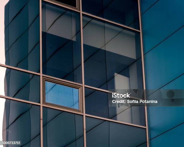 Jendela Cermin Fasad Gedung Kantor Dengan Panel Biru Dan Bingkai