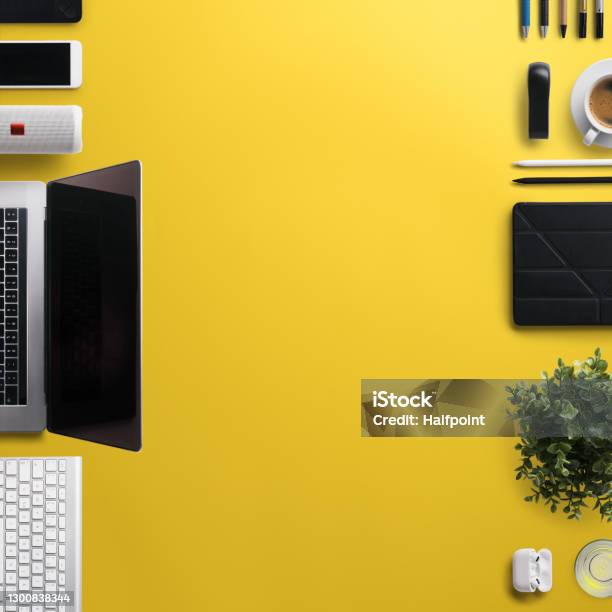 Flat Berbaring Di Atas Meja Kantor Ruang Kerja Dengan Laptop Dan