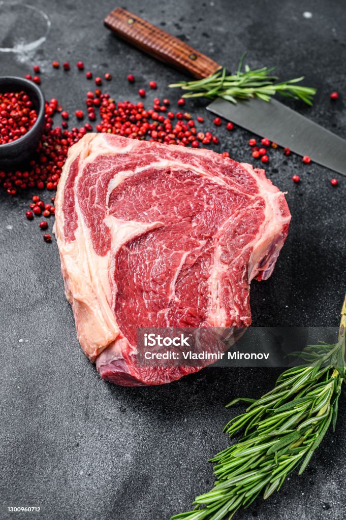 Steak Koboi Mentah Atau Ribeye Di Tulang Dengan Herbal Daging Marmer