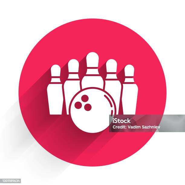 Pin Bowling Putih Dan Ikon Bola Terisolasi Dengan Bayangan Panjang