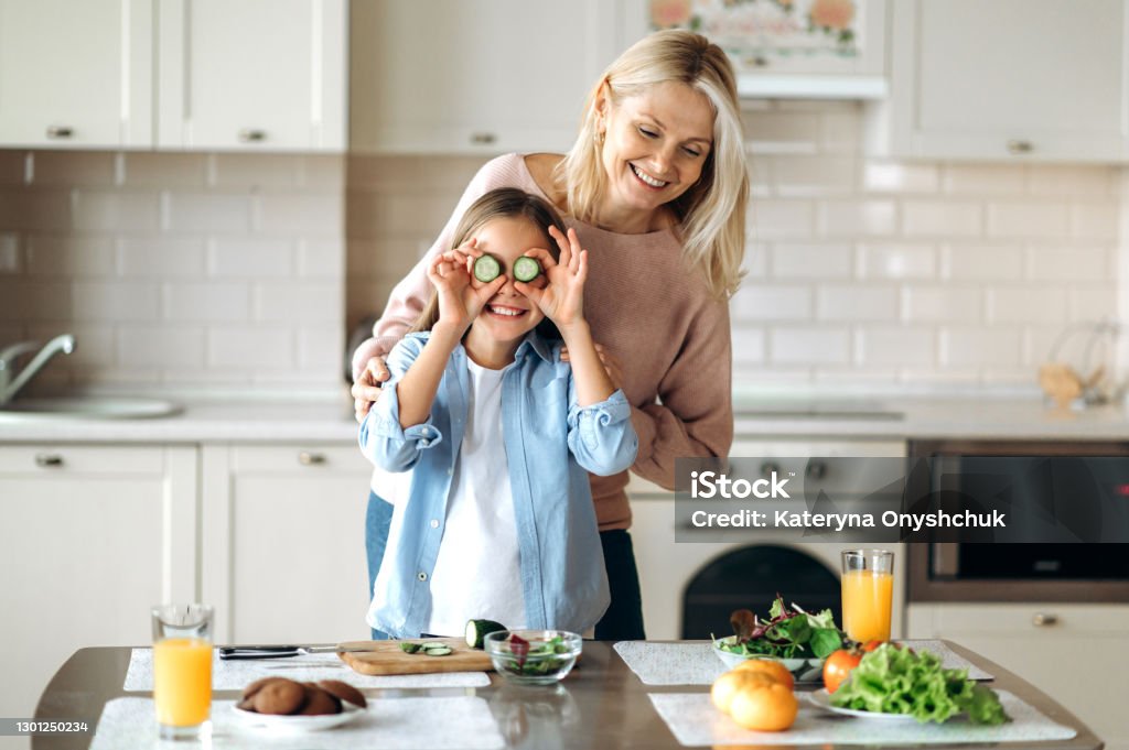 Ibu Atau Nenek Yang Ceria Dan Putri Kecilnya Yang Cantik Atau Cucunya ... Ibu Atau Nenek Yang Ceria Dan Putri Kecilnya Yang Cantik Atau Cucunya ...