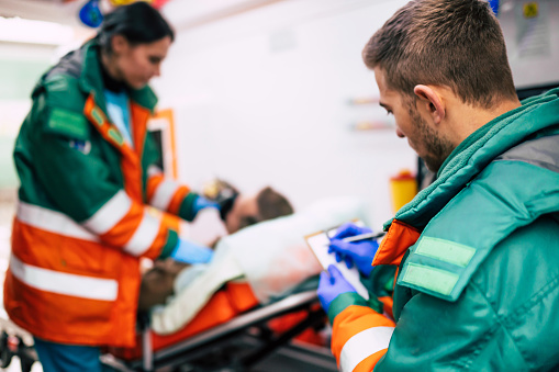 Foto De Médicos De Emergência Ou Paramédicos Estão Trabalhando Com Um