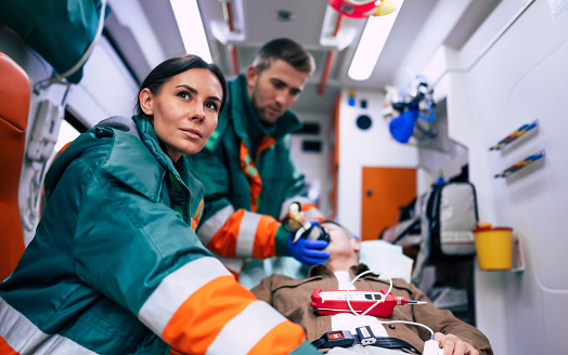 Foto De Médicos De Emergência Ou Paramédicos Estão Trabalhando Com Um