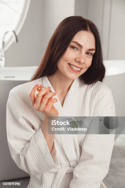 Wanita Muda Yang Lucu Dengan Botol Parfum Di Tangannya Konsep Kosmetik