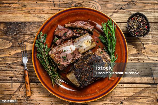 Iga Sapi Panggang Dengan Thyme Di Atas Piring Pedesaan Latar Belakang