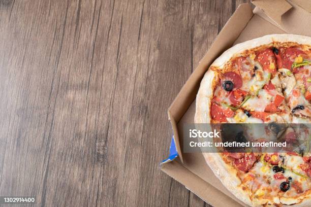 Pizza Pepperoni Dengan Zaitun Hitam Dalam Kotak Takeaway Kardus Foto ... Pizza Pepperoni Dengan Zaitun Hitam Dalam Kotak Takeaway Kardus Foto ...
