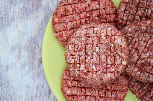 Burger Daging Sapi Cincang Mentah Buatan Sendiri Segar Di Atas Piring