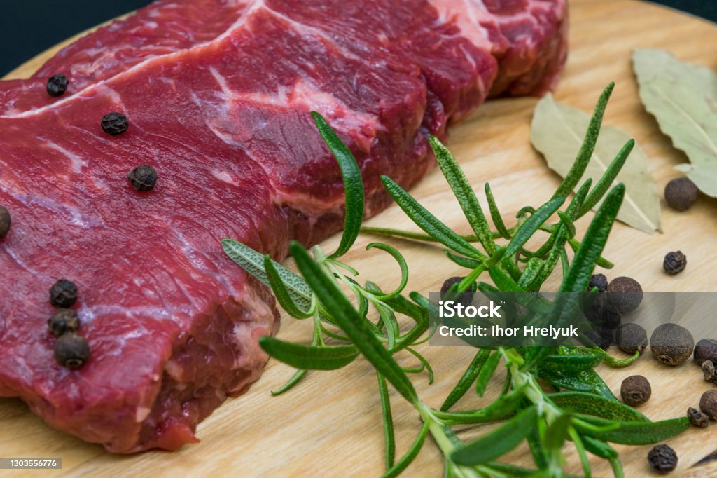 Steak Daging Sapi Pemandangan Daging Sapi Segar Di Papan Kayu Dengan