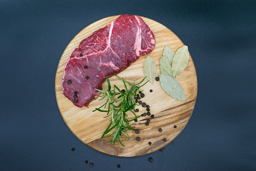 Steak Daging Sapi Pemandangan Daging Sapi Segar Di Papan Kayu Dengan