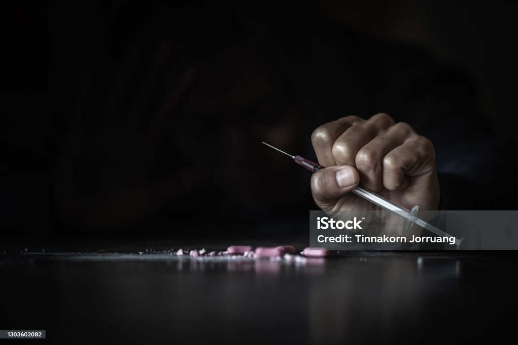 Tangan Manusia Pecandu Narkoba Dan Jarum Suntik Dengan Jarum Suntik ... Tangan Manusia Pecandu Narkoba Dan Jarum Suntik Dengan Jarum Suntik ...