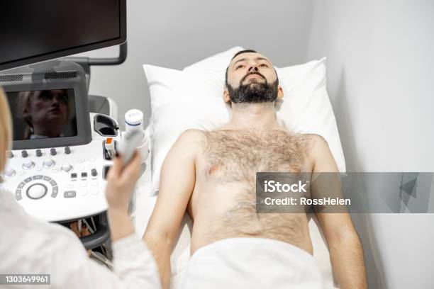 Médico Examina Hígado De Paciente Masculino Con Ecografía En Clínica