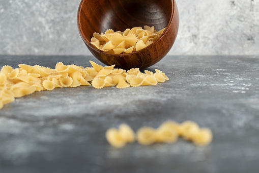 Mentah Kering Farfalle Tonde Makaroni Pada Latar Belakang Marmer Foto