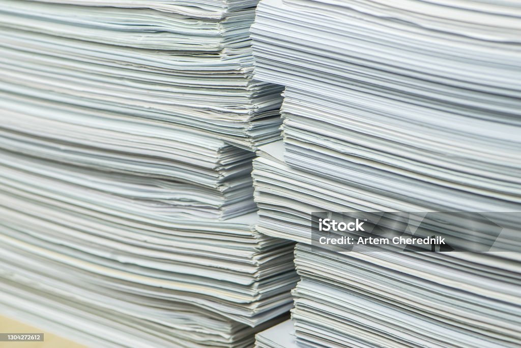 オフィスに紙の書類が山積みで書かされている紙ごみ紙ごみ Clutteredのストックフォトや画像を多数ご用意 Cluttered