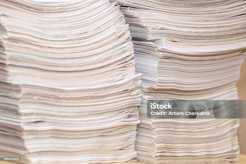 オフィスに紙の書類が山積みで書かされている紙ごみ紙ごみ くずかごのストックフォトや画像を多数ご用意 くずかご オフィス カラー画像