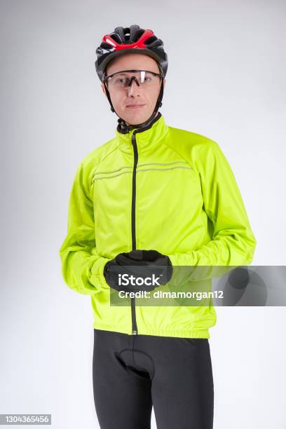 Koncepcje Rowerowe Portret Młodego Kaukaskiego Mężczyzny W Stroju