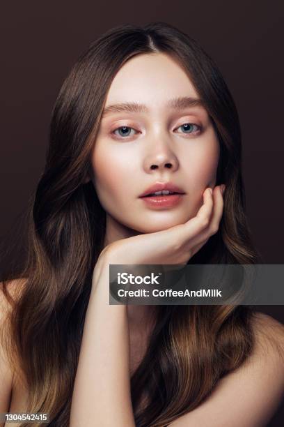 Potret Studio Seorang Gadis Muda Yang Cantik Foto Stok - Unduh Gambar ... Potret Studio Seorang Gadis Muda Yang Cantik Foto Stok - Unduh Gambar ...