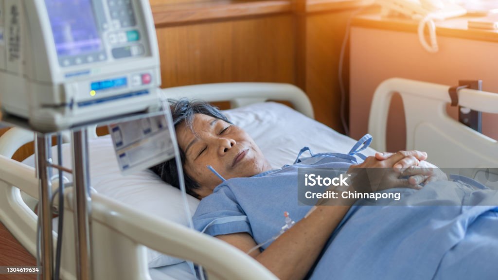 Pasien Lansia Yang Dirawat Di Rumah Sakit Wanita Senior Tidur Di Tempat