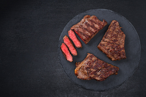 Irisan Steak Panggang Langka Sedang Di Talenan Dengan Rosemary Dan