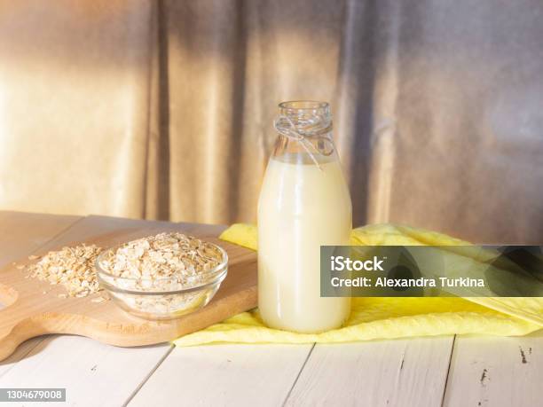 Botol Kaca Dengan Susu Gandum Sayuran Dan Serpihan Gandum Susu Bebas