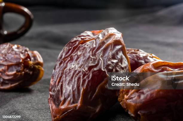 Buah Kurma Kering Mewah Besar Di Permukaan Gelap Kurma Ramadhan Konsep
