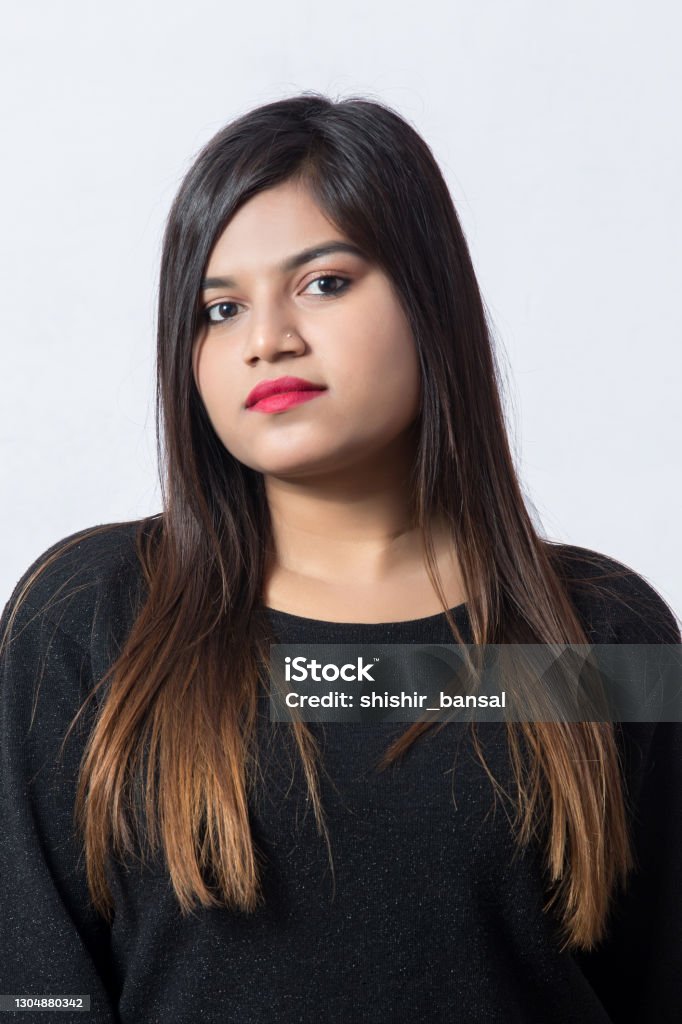 Foto Ukuran Payudara Seorang Gadis India Yang Mengenakan Atasan Hitam