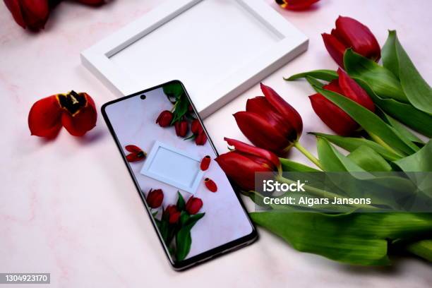 Buket Tulip Merah Telepon Dan Bingkai Foto Putih Di Latar Belakang ... Buket Tulip Merah Telepon Dan Bingkai Foto Putih Di Latar Belakang ...