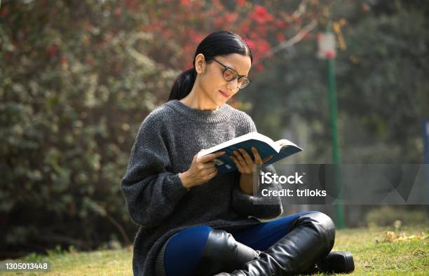 Wanita Membaca Buku Di Taman Foto Stok - Unduh Gambar Sekarang - Buku ... Wanita Membaca Buku Di Taman Foto Stok - Unduh Gambar Sekarang - Buku ...