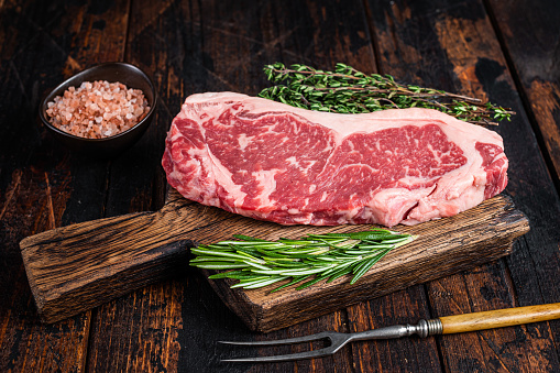 Steak Daging Sapi Strip New York Mentah Atau Striploin Di Papan Kayu