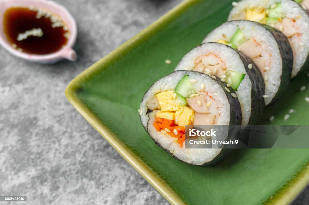 Makanan Korea Gimbap Atau Kimbap Adalah Nasi Gulung Rumput Laut Foto ... Makanan Korea Gimbap Atau Kimbap Adalah Nasi Gulung Rumput Laut Foto ...