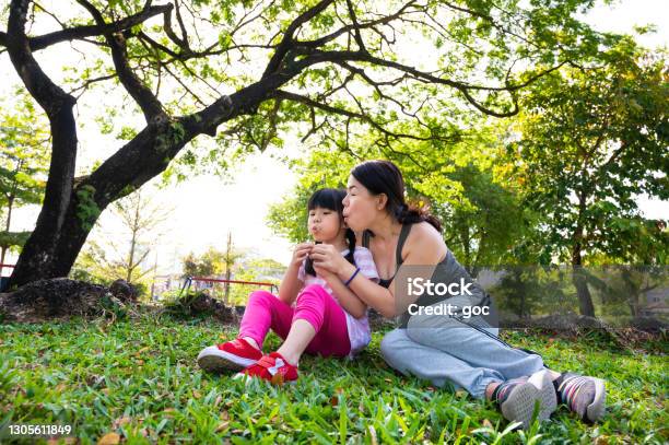 Seorang Ibu Dan Putri Cina Asia Menikmati Jalanjalan Keluarga Yang ... Seorang Ibu Dan Putri Cina Asia Menikmati Jalanjalan Keluarga Yang ...