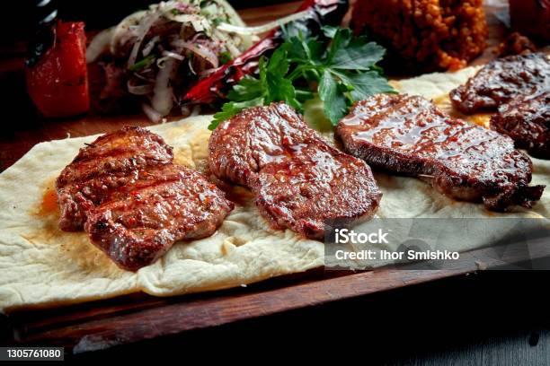 Fillet Daging Sapi Panggang Dengan Bulgur Dan Sayuran Yang Dihiasi Di