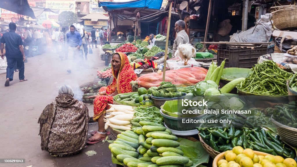 Pedagang Kaki Lima Wanita India Di Pasar Yang Ramai Foto Stok Unduh