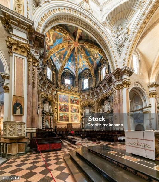 Pemandangan Interior Katedral Di Valencia Yang Menampilkan Altar Dan