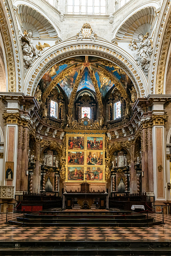 Pemandangan Interior Katedral Di Valencia Yang Menampilkan Altar Dan