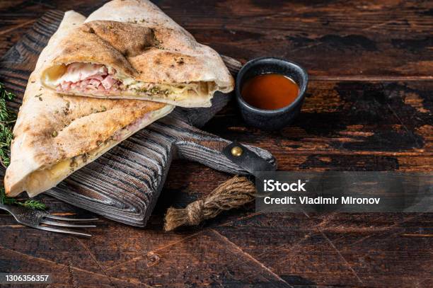 Calzone Buatan Sendiri Menutup Pizza Dengan Ham Dan Keju Di Papan Kayu ... Calzone Buatan Sendiri Menutup Pizza Dengan Ham Dan Keju Di Papan Kayu ...